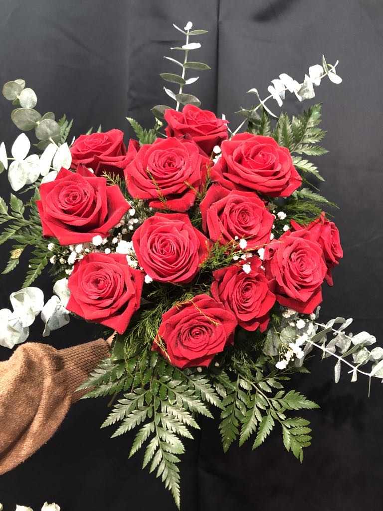 Douzaine de roses avec eucalyptus – Élégance et fraîcheur – Fleur de Guy